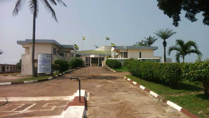 Gabon : 100 000 agents publics pour 1,8 millions d'habitants, soit un ...