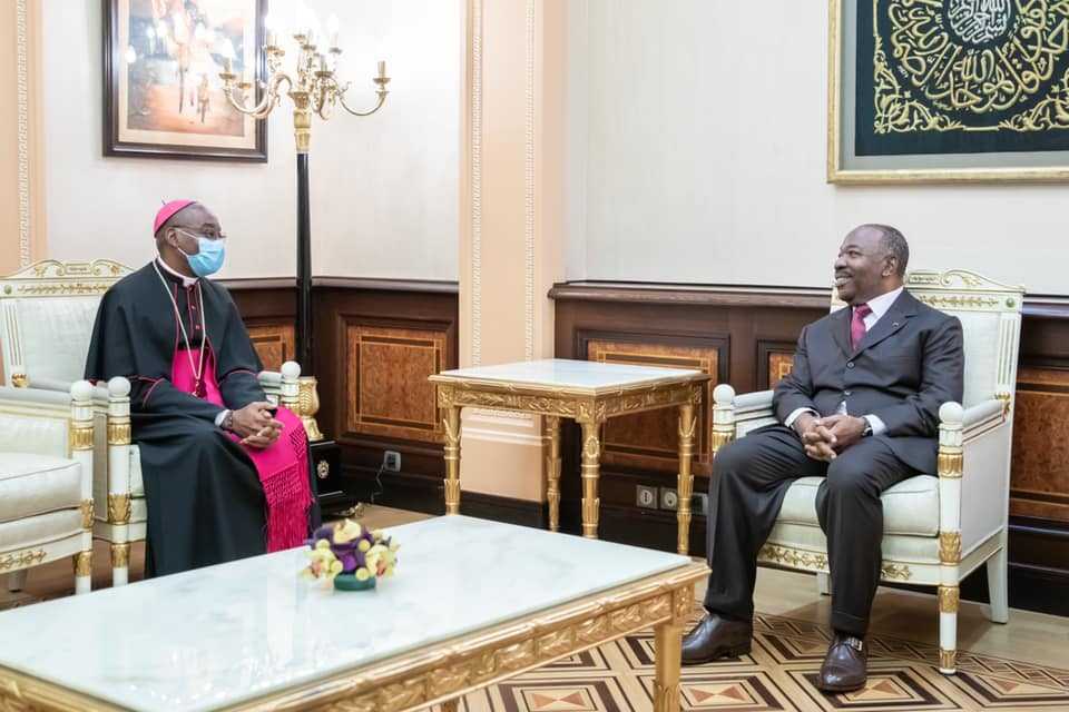 Gabon : En s'affichant tout sourire aux côtés de l'Archevêque de ...